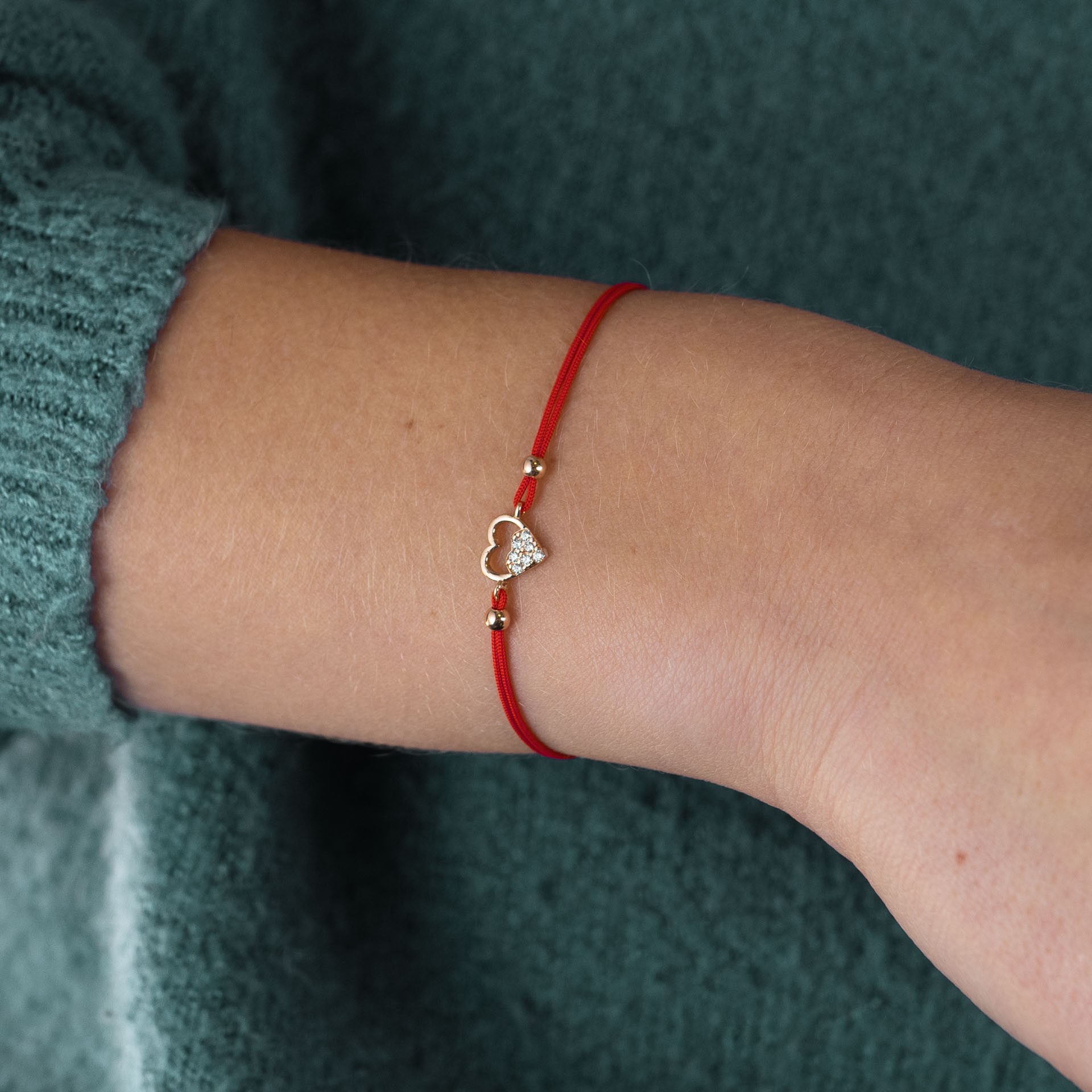 Raudono Siūlo Apyrankė Su Auksiniu Pakabuku "Širdelė" - Goldinga