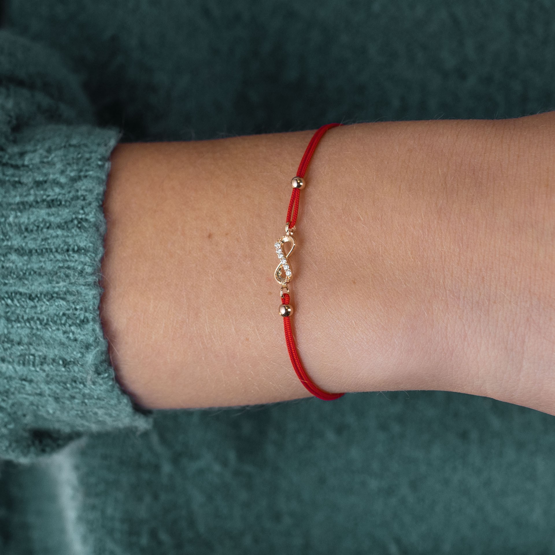 Raudono Siūlo Apyrankė Su Auksiniu Pakabuku "Begalybė" - Goldinga