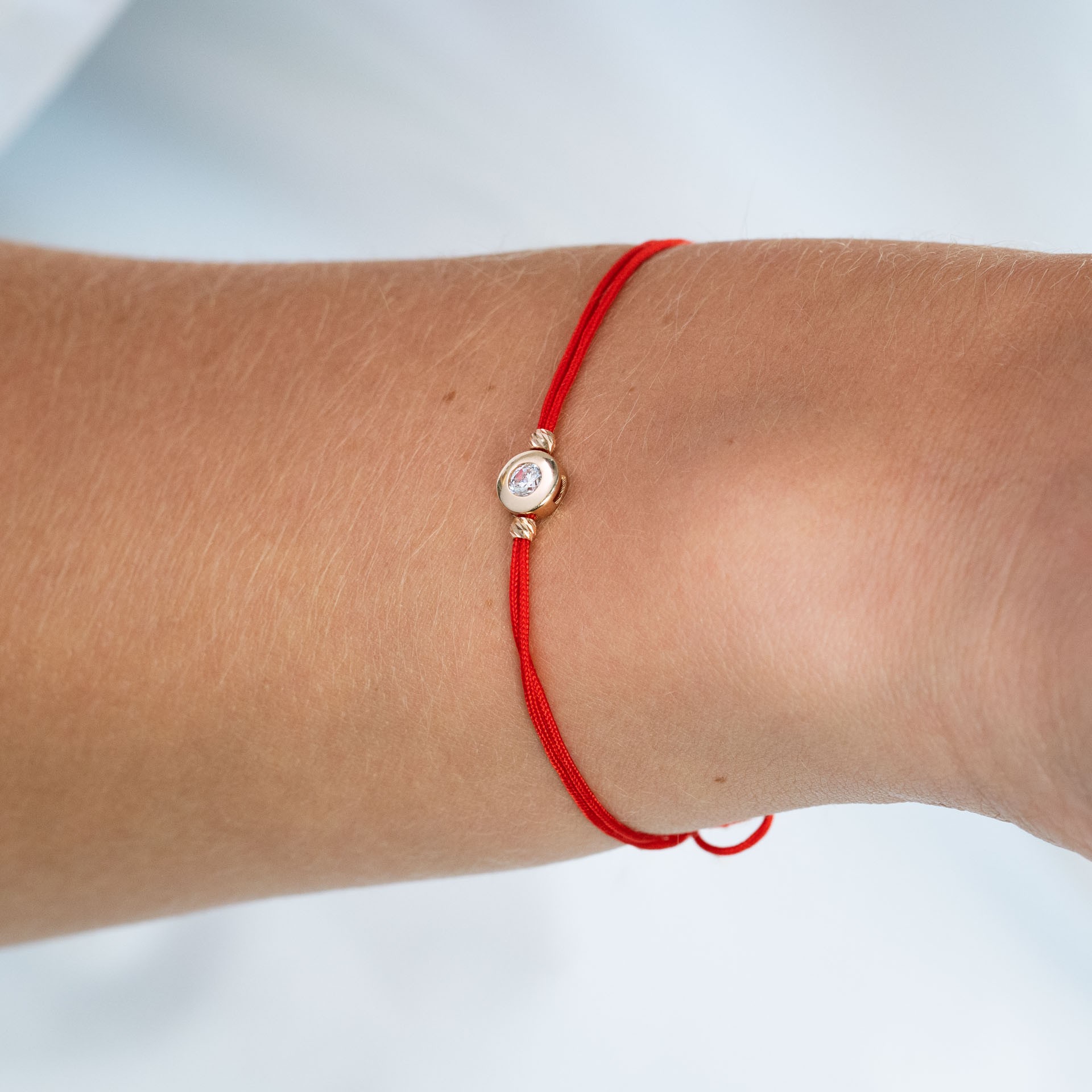 Raudono Siūlo Apyrankė Su Auksiniu cirkonio Pakabuku - Goldinga