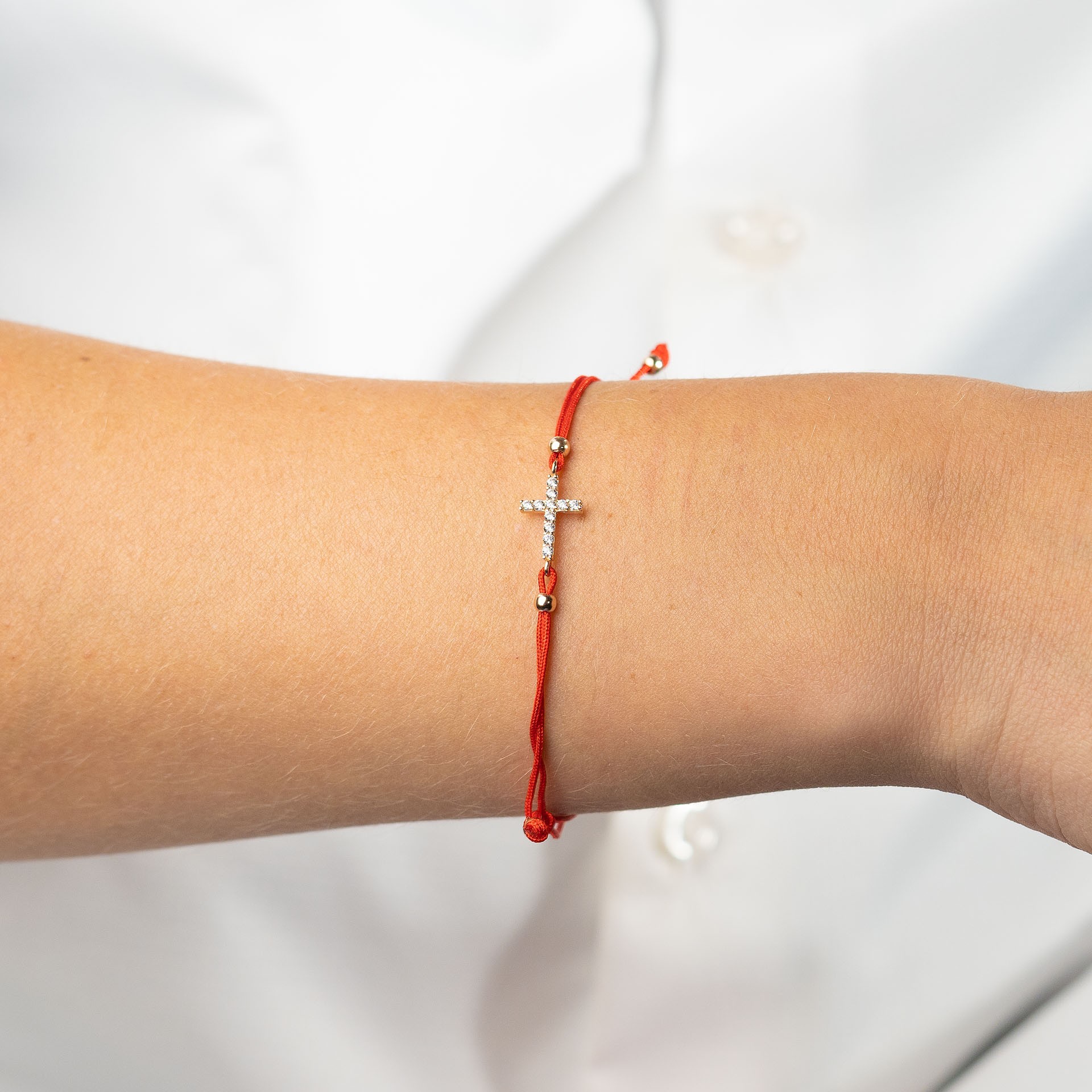 Raudono Siūlo Apyrankė Su Auksiniu Pakabuku "Kryželis" - Goldinga