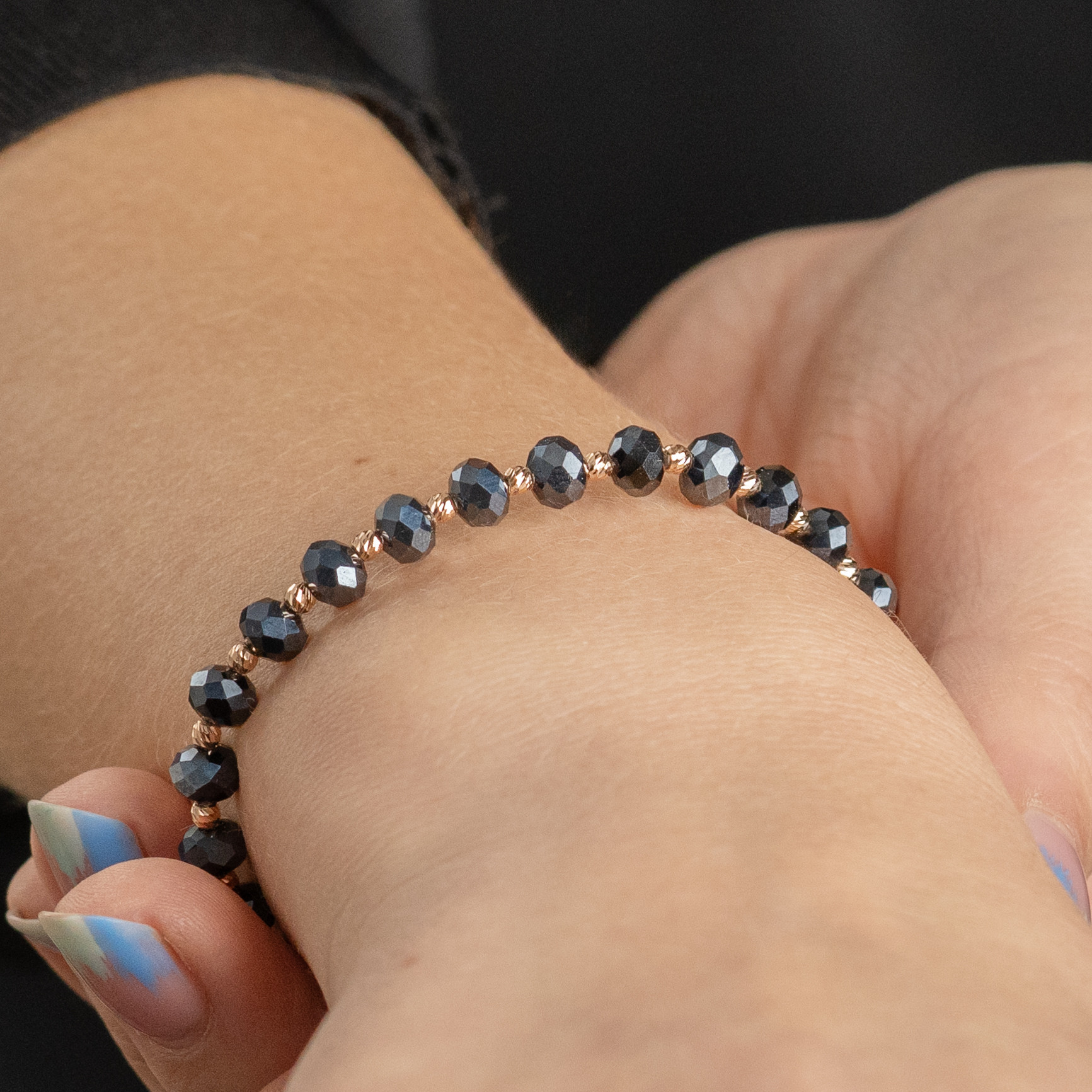 Juodo Siūlo Apyrankė Su Auksu Ir Oniksais